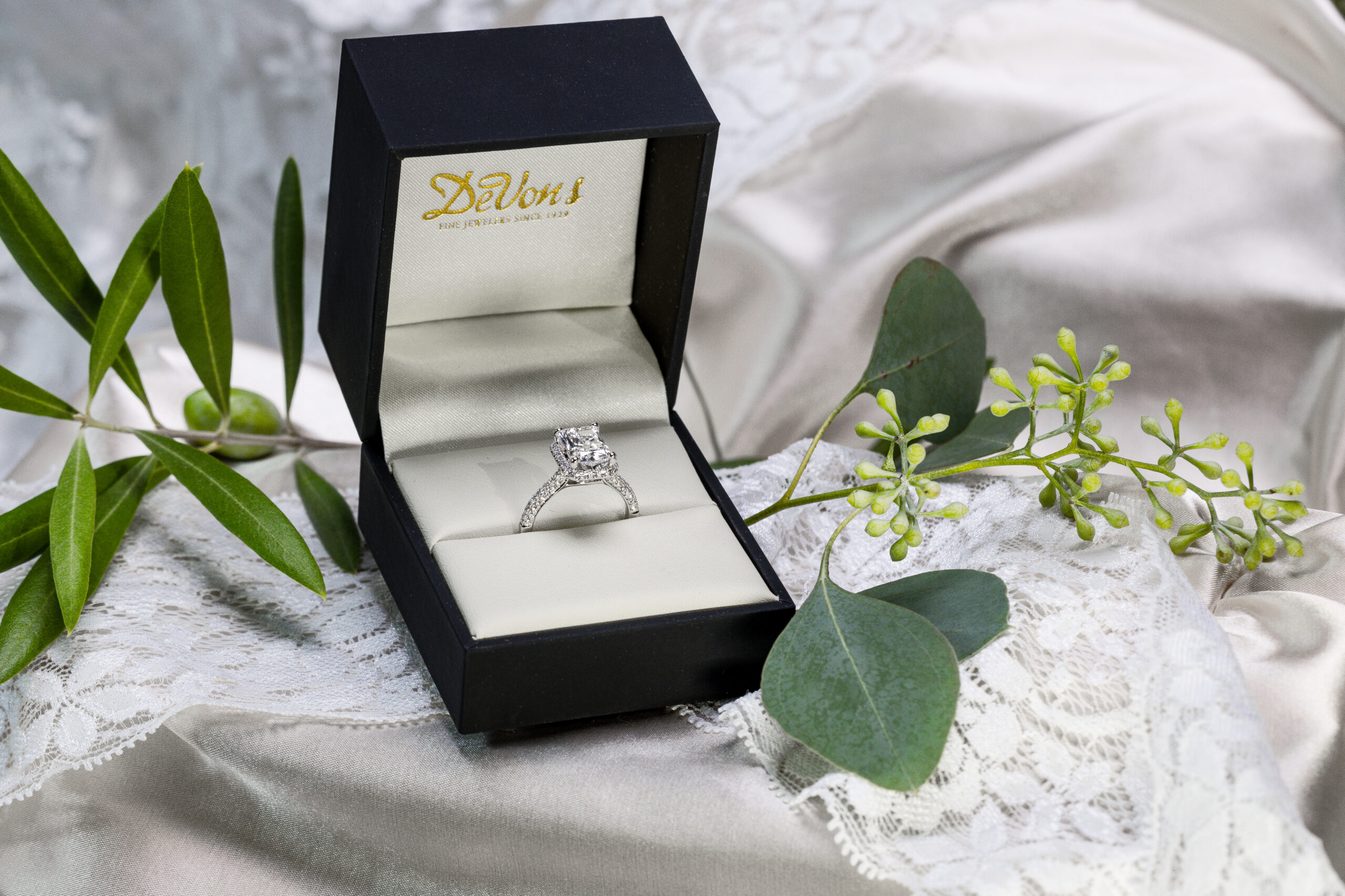 How to Buy an Engagement Ring - Devons Jewelers